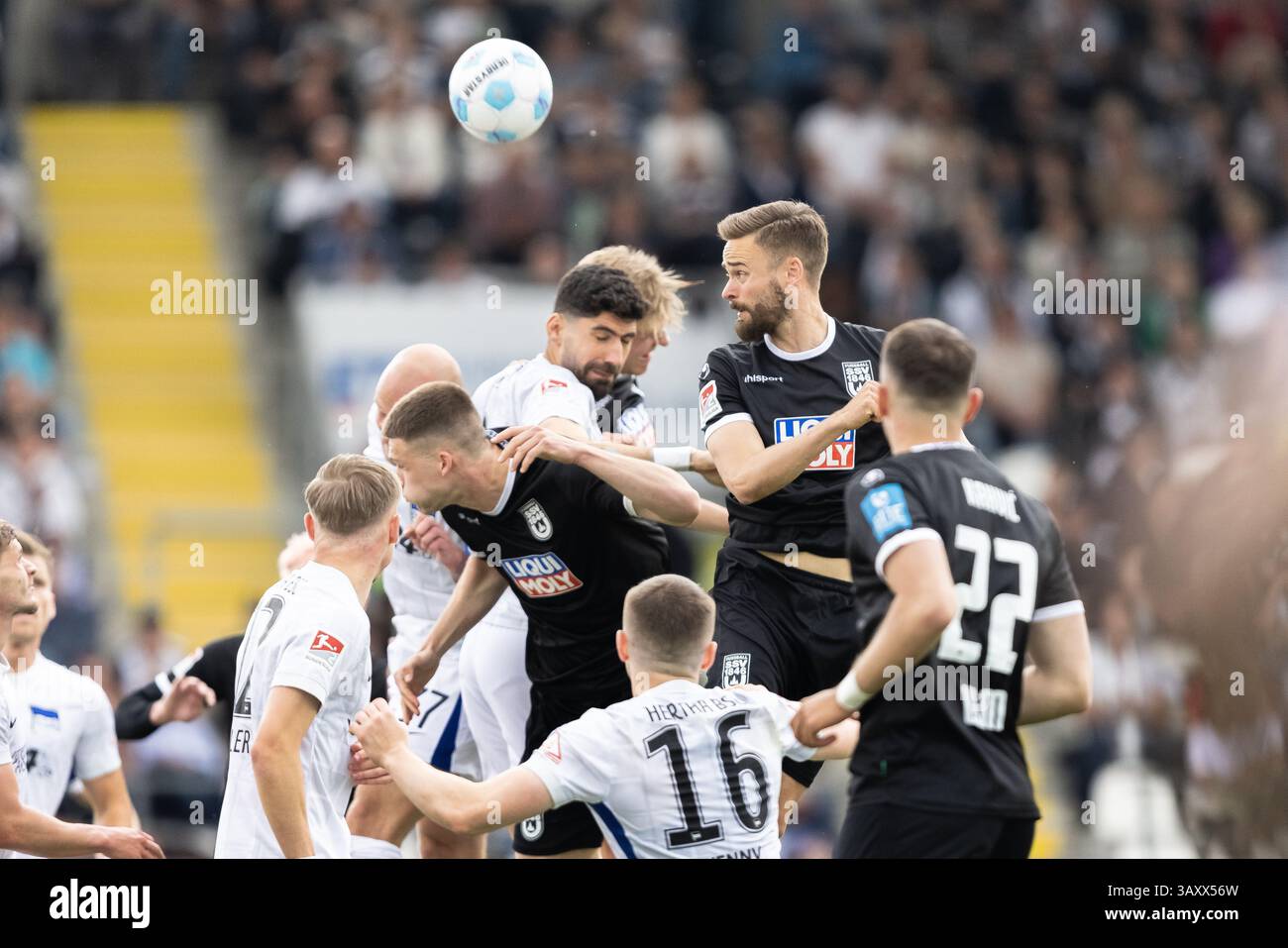 Ulm, Deutschland. 20th Apr, 2025. Kopfball #9 Lucas Röser (SSV Ulm 1846 ...