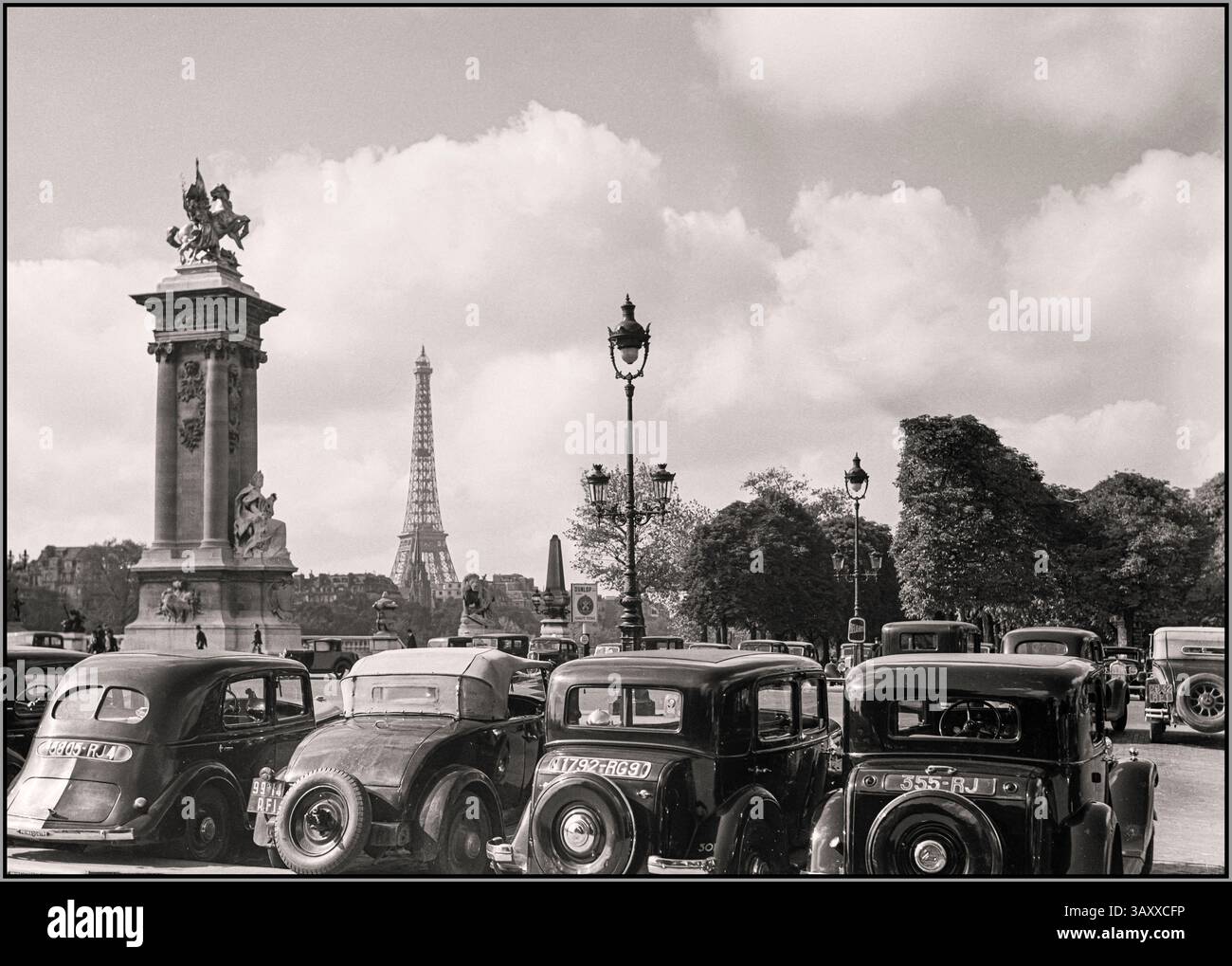 Variety 1930s french cars parked hi-res stock photography and images ...