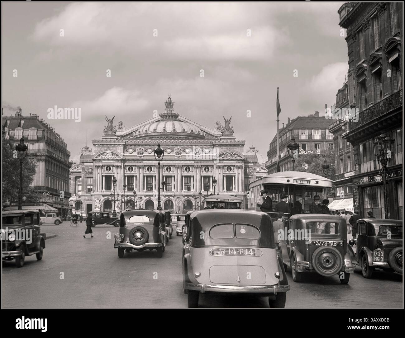 Vintage retro paris buses hi-res stock photography and images - Alamy