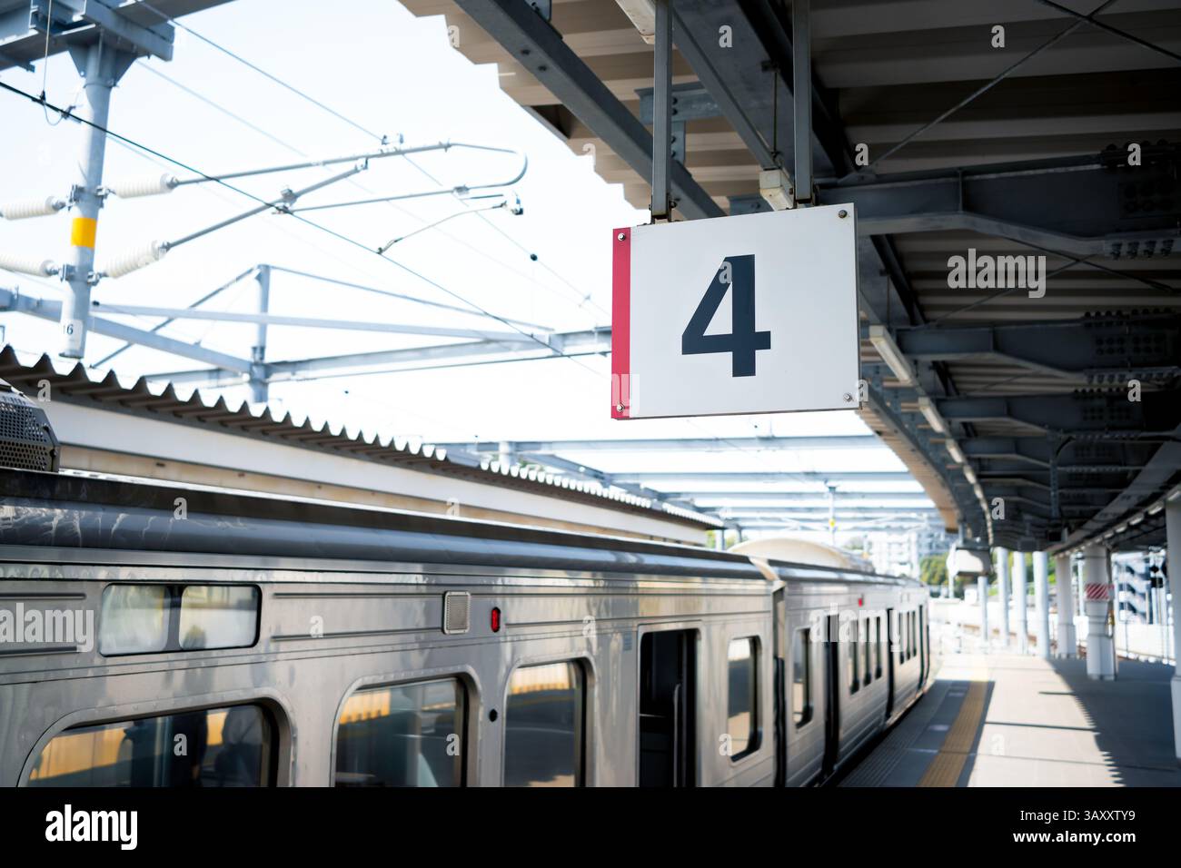 Number railway station platforms hi-res stock photography and images ...