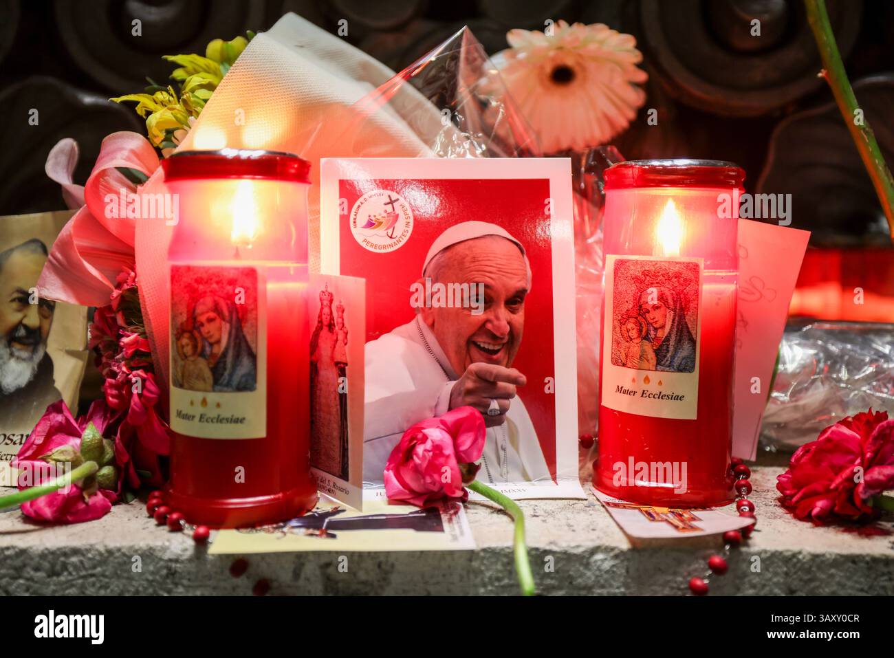 Vatikanstadt, Vatican. 21st Apr, 2025. Candles burn in St. Peter's ...