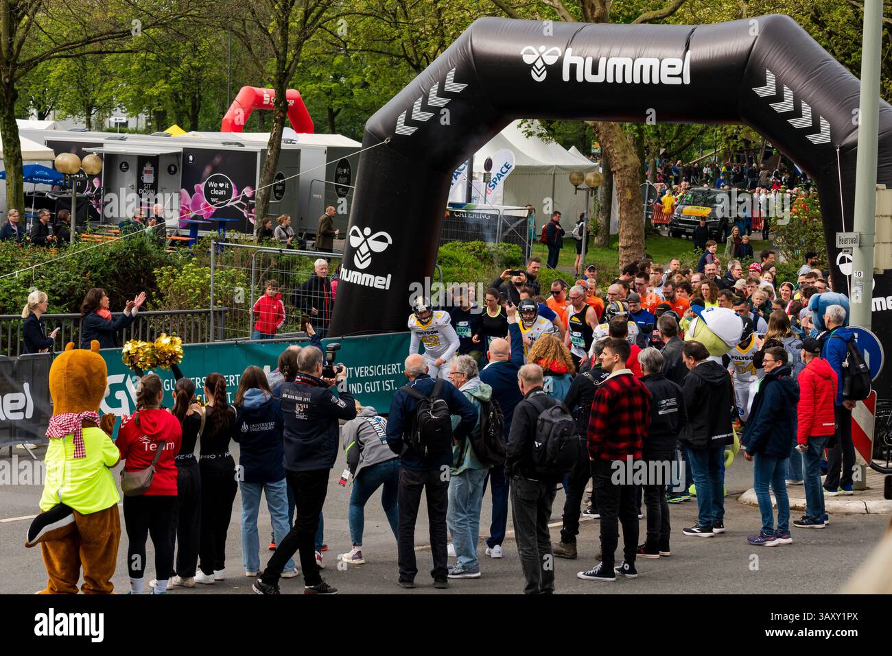 GERMANY, PADERBORN, 77 EASTER RUN, 04-19-2025. The runners start under ...