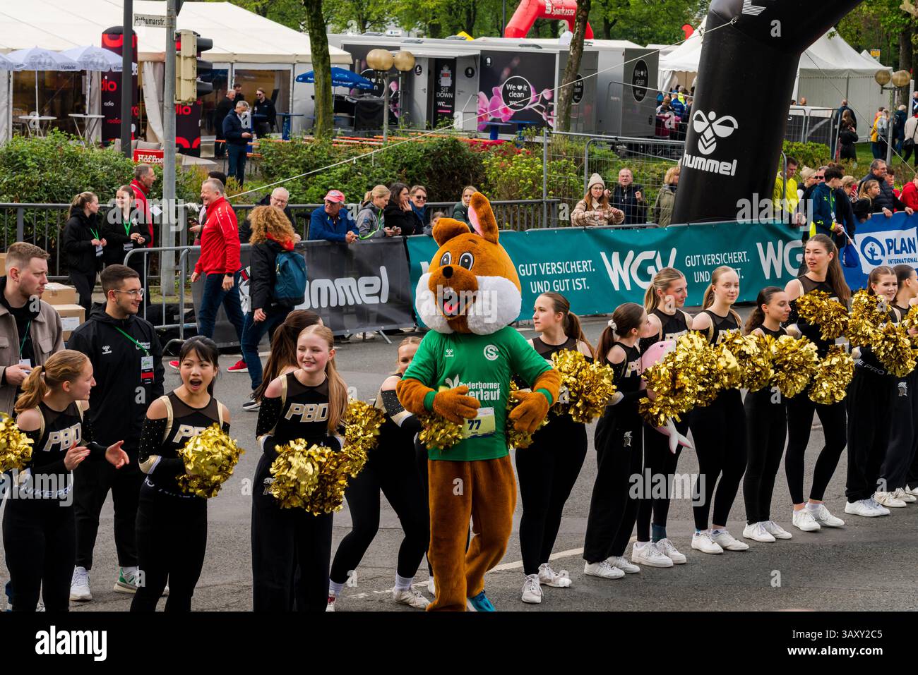 GERMANY, PADERBORN, 77 EASTER RUN, 04-19-2025. A cheerful mascot in a ...