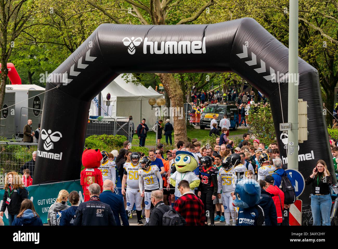 GERMANY, PADERBORN, 77 EASTER RUN, 04-19-2025. Runners under an ...