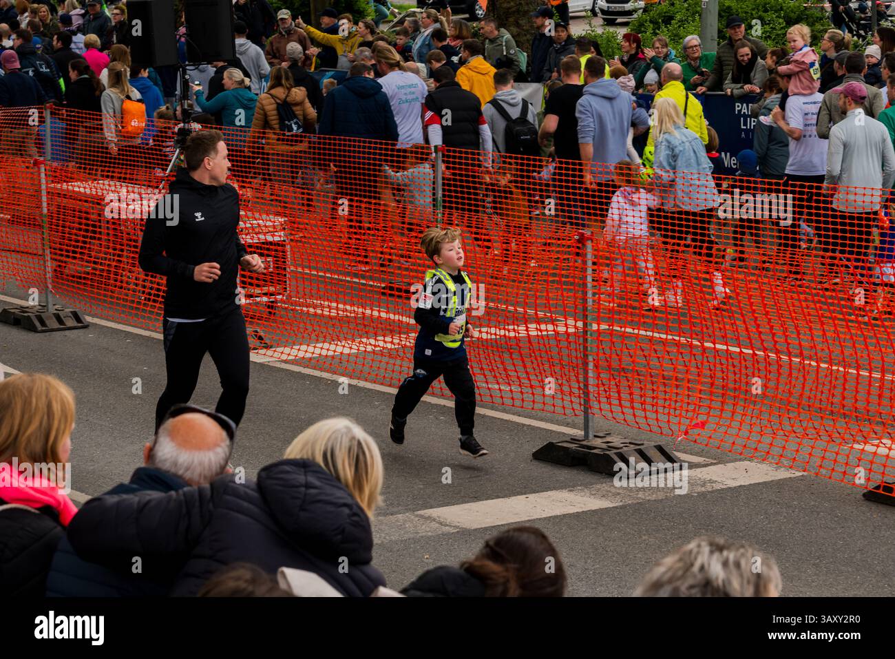 GERMANY, PADERBORN, 77 EASTER RUN, 04-19-2025. A father and son are ...