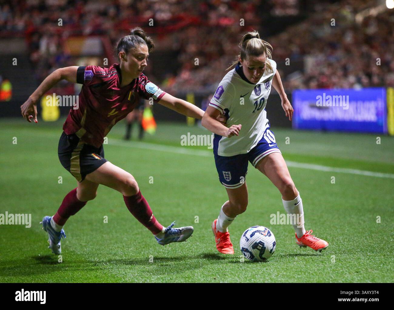 Ella Toone dribbles the ball for England - England v.s Portugal - UEFA ...