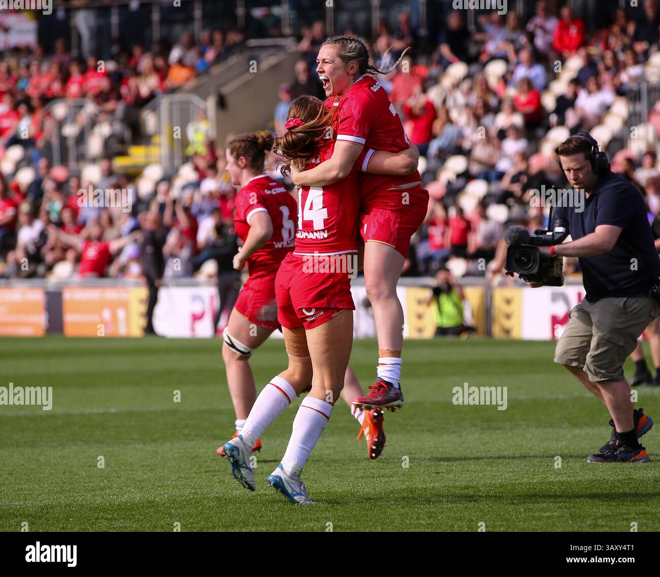 Lisa Neumann celebrates Wales try in the game - Wales v.s Ireland ...