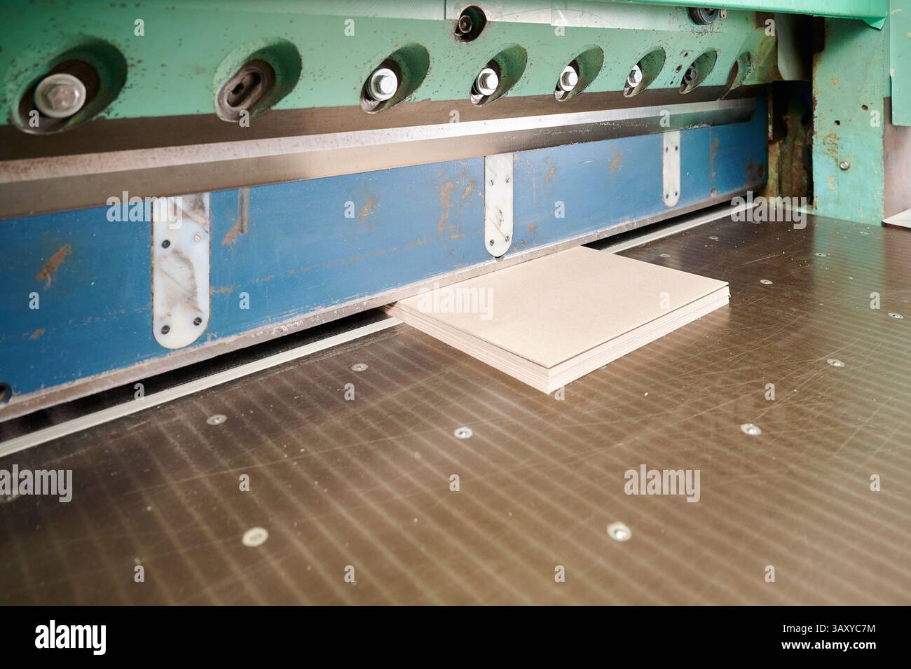 Precision cutting of cardboard sheets with guillotine shears in a ...