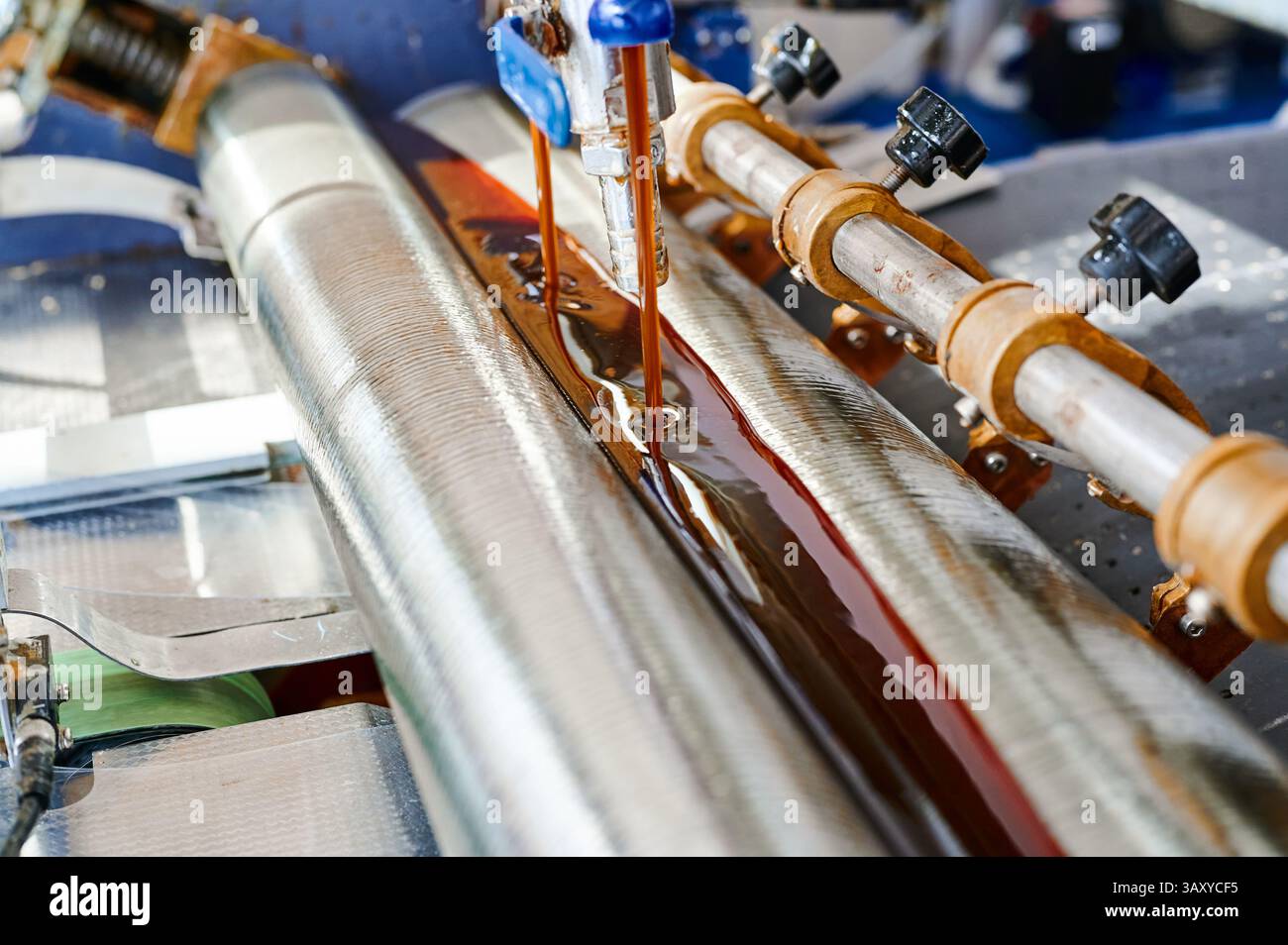 Efficient glue application with a precision machine ensuring top ...