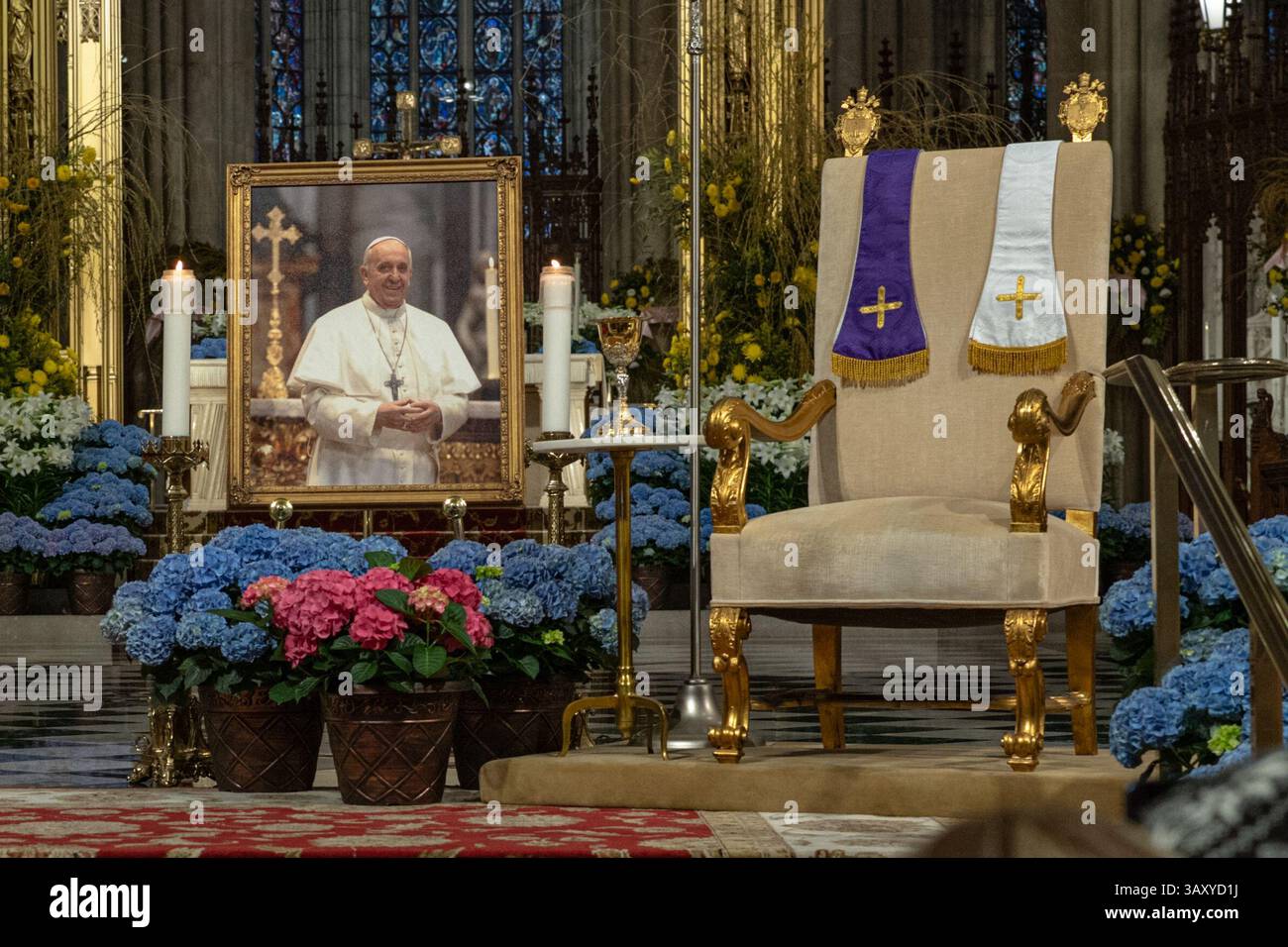Manhattan, United States. 21st Apr, 2025. Catholics mourn the death of ...