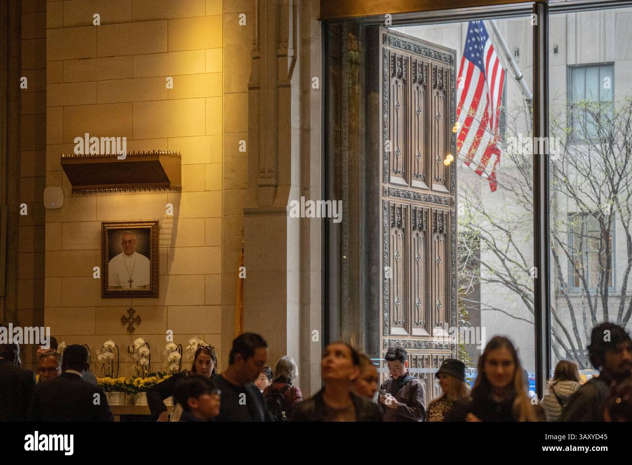 Manhattan, United States. 21st Apr, 2025. Catholics mourn the death of ...