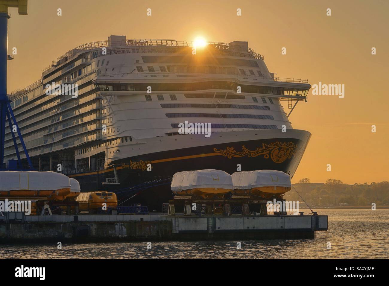 DISNEY ADVENTURE, The GLOBAL CLASS cruise ship leaves the hall of the ...