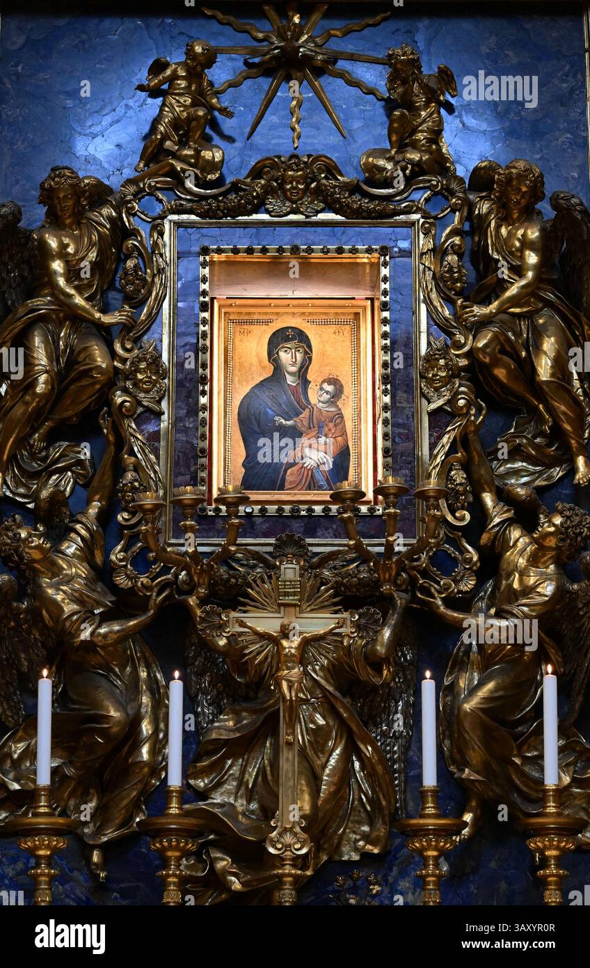 The Marian icon ‘Salus Populi Romani' (venerated by Pope Francis) in ...