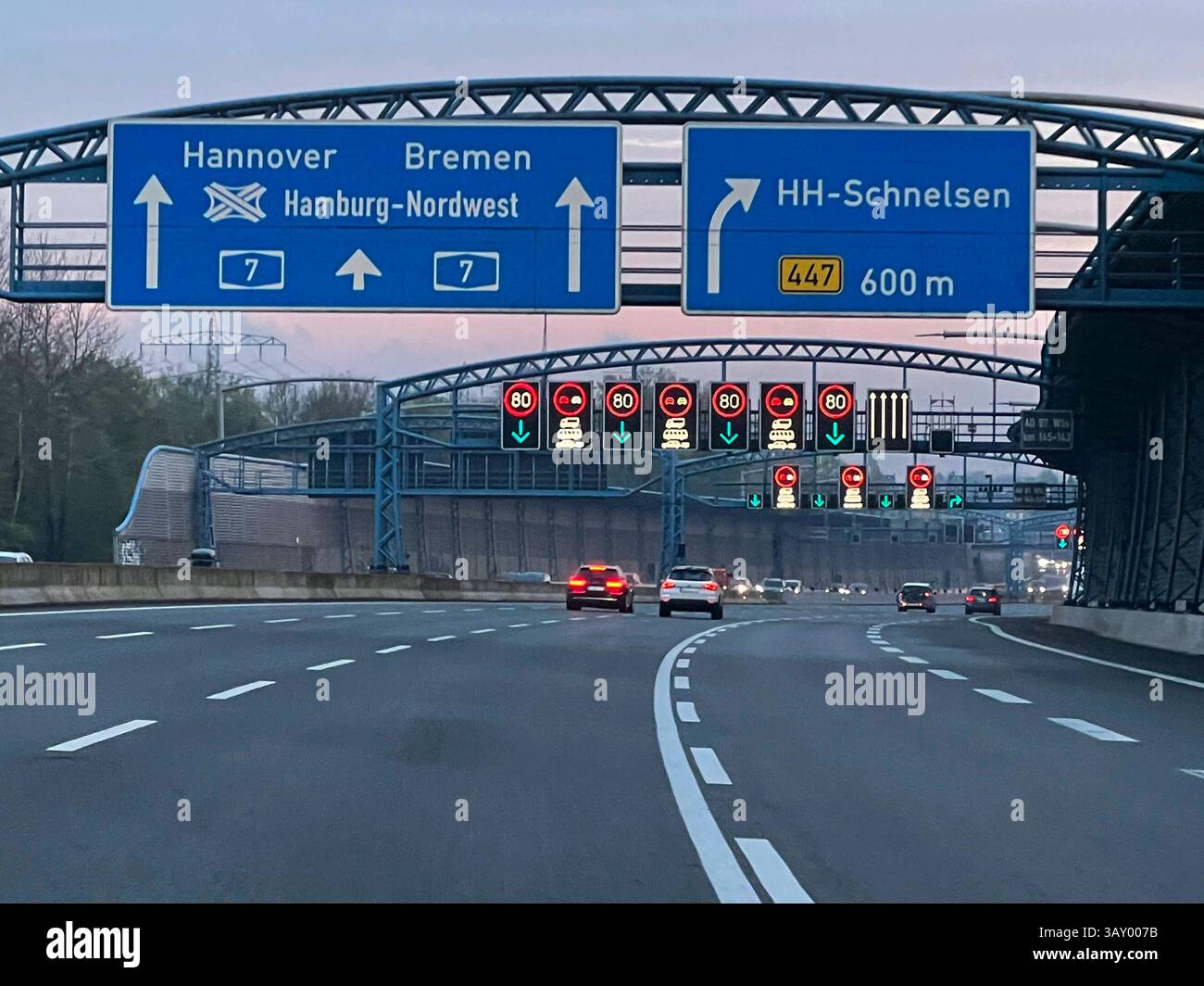 Blick aus einem PKW auf die Autobahn Strasse und eine über der Autobahn ...