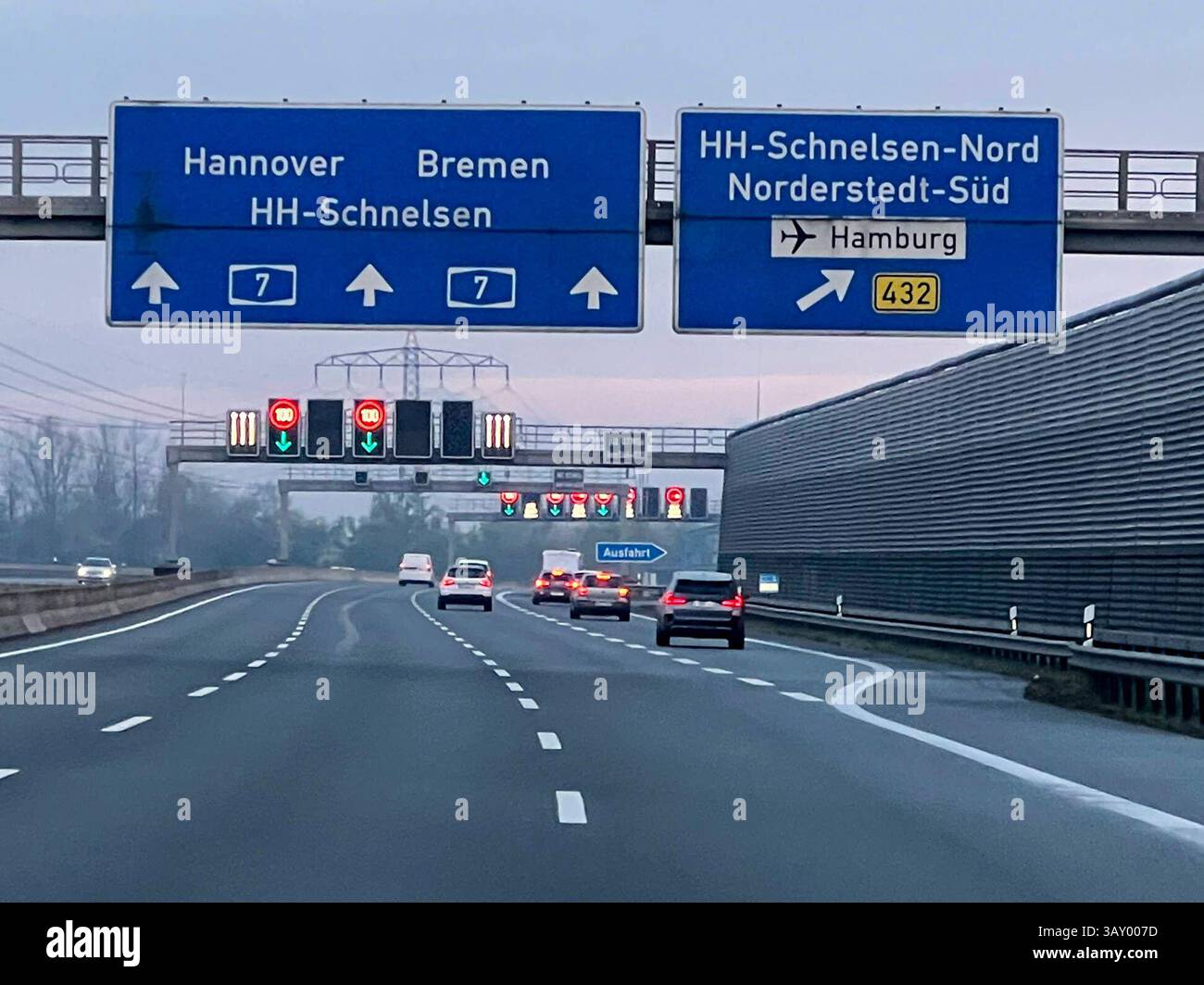 Blick aus einem PKW auf die Autobahn Strasse und eine über der Autobahn ...