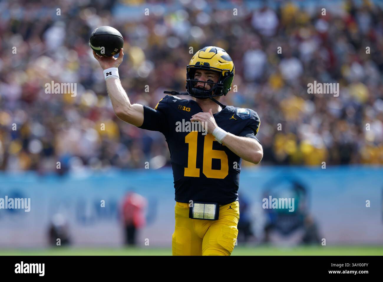 Michigan quarterback Davis Warren (16) looks to pass during the NCAA ...