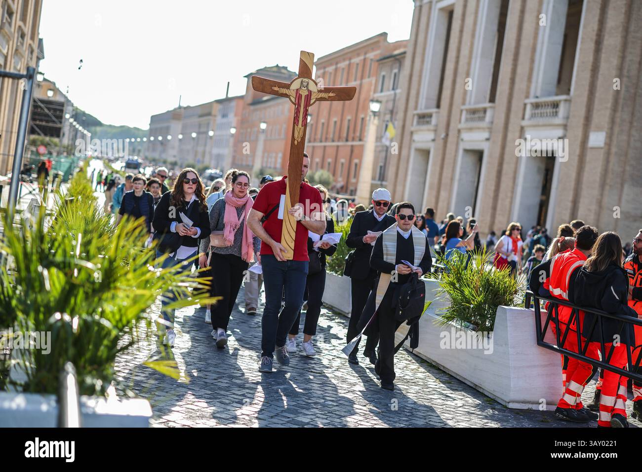 22 April 2025, Vatican, Vatikanstadt: A group of German pilgrims ...
