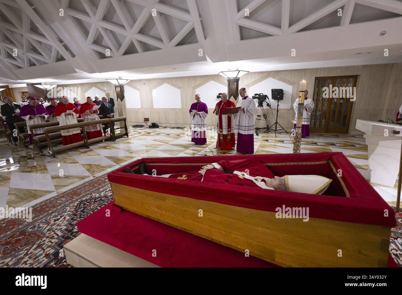 The rite confirming the death and the placement of Pope Francis’s body ...