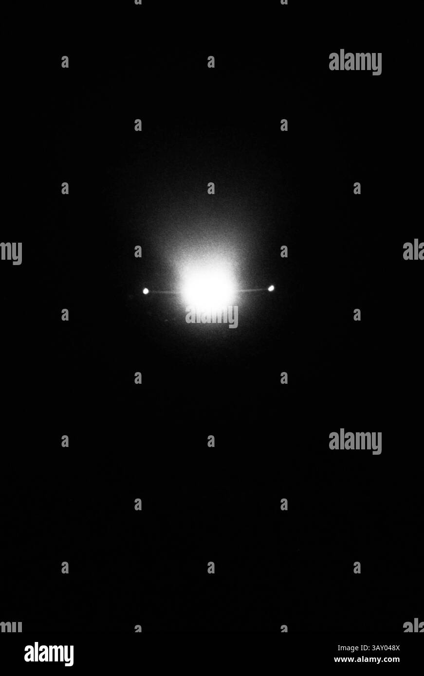 Jet airplane on landing approach hi-res stock photography and images ...