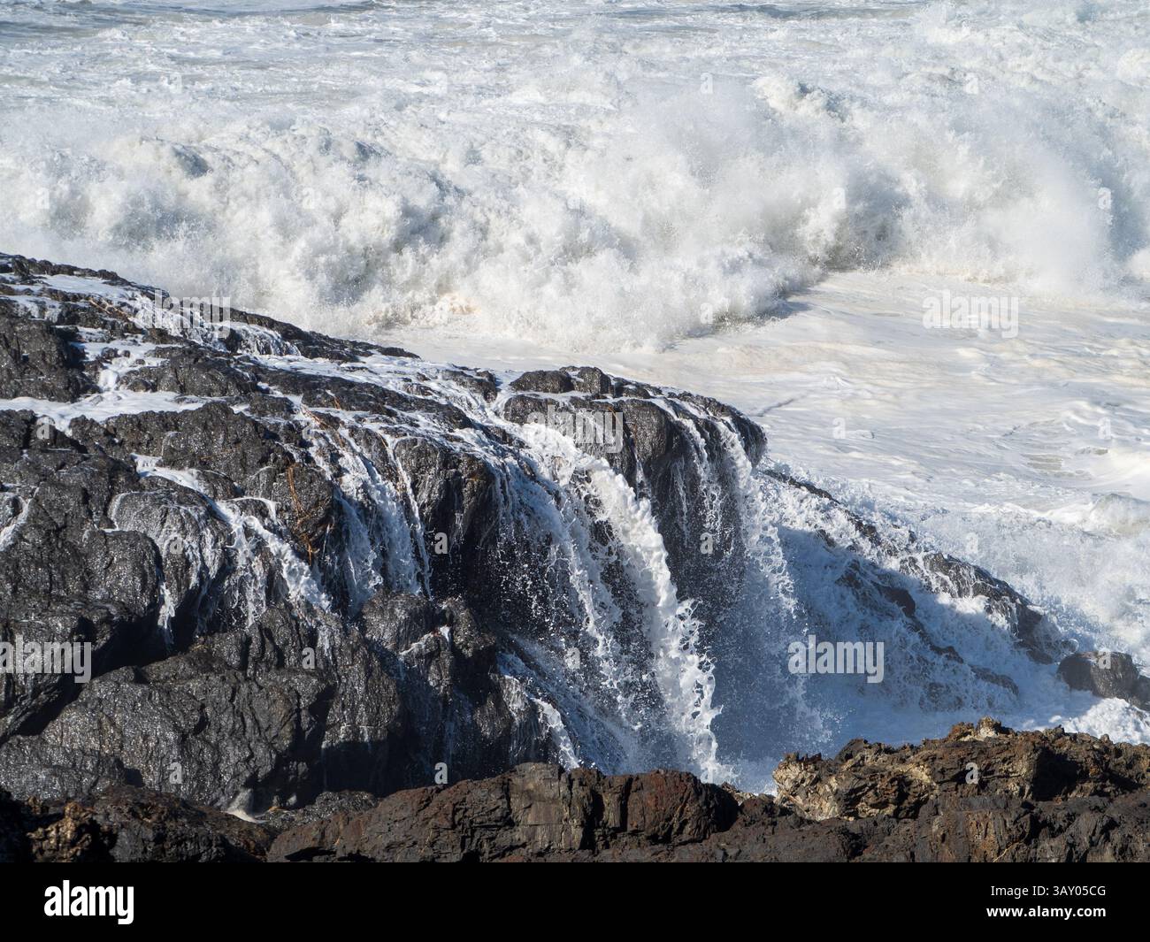 Water trickling over rocks hi-res stock photography and images - Alamy