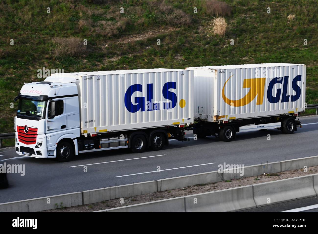 Mercedes Actros Wechselbrücken - Hängerzug von GLS - General Logistics Systems. Die General ...