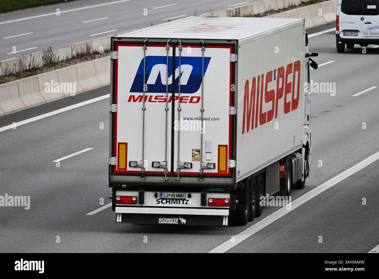 Milsped Group, internationale Logistik Spedition. LKW Sattelzug mit ...