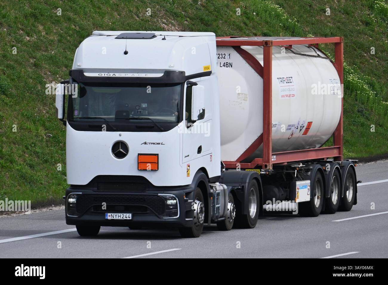 Der neue Mercedes Actros L mit ProCabin, Giga Space Führerhaus und ...