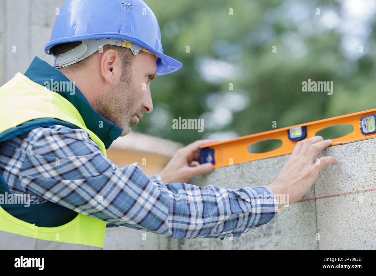 man leveling a concrete wall Stock Photo - Alamy