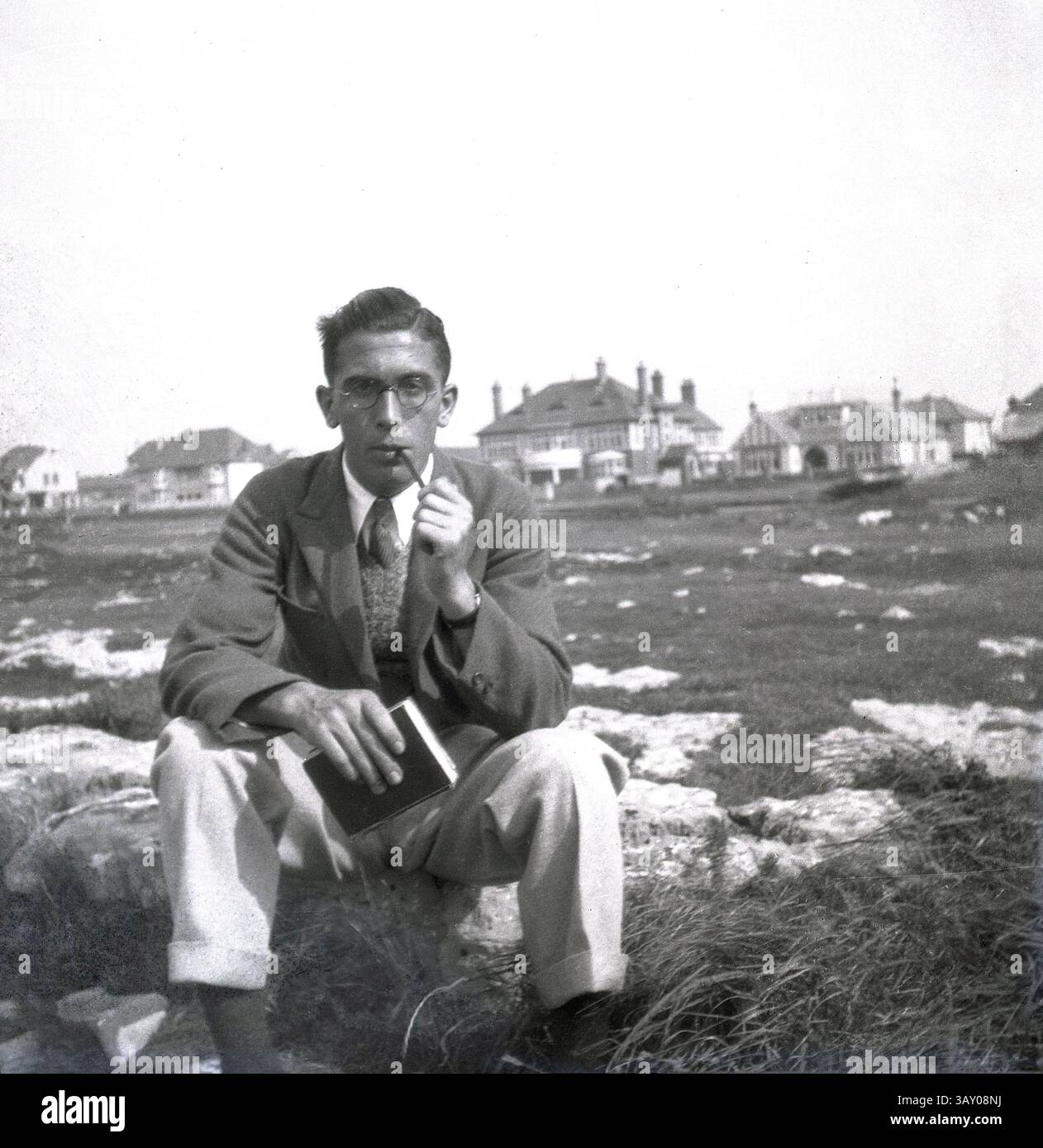 1930s pipe smoker hi-res stock photography and images - Alamy