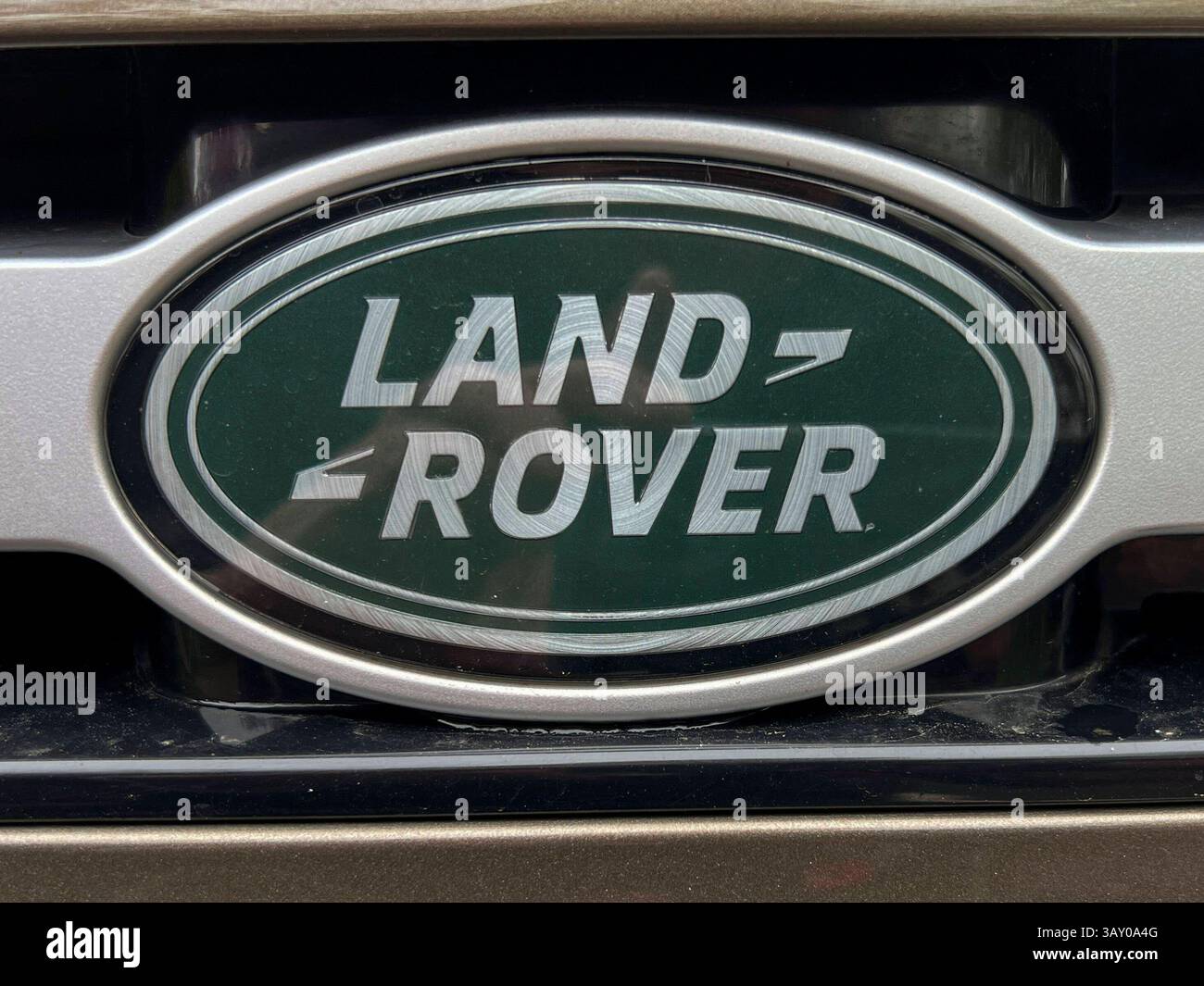 Das Land-Rover Logo Firmenlogo an der Motorhaube eines Land-Rover PKW ...