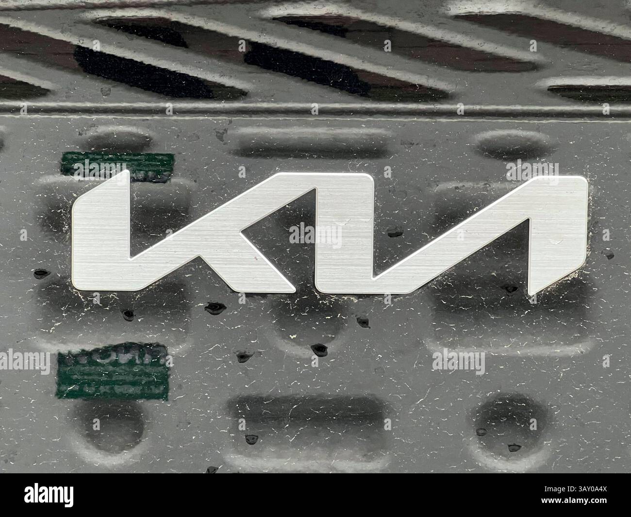 Das Kia Logo Firmenlogo Kia Schriftzug Buchstaben an der Motorhaube ...