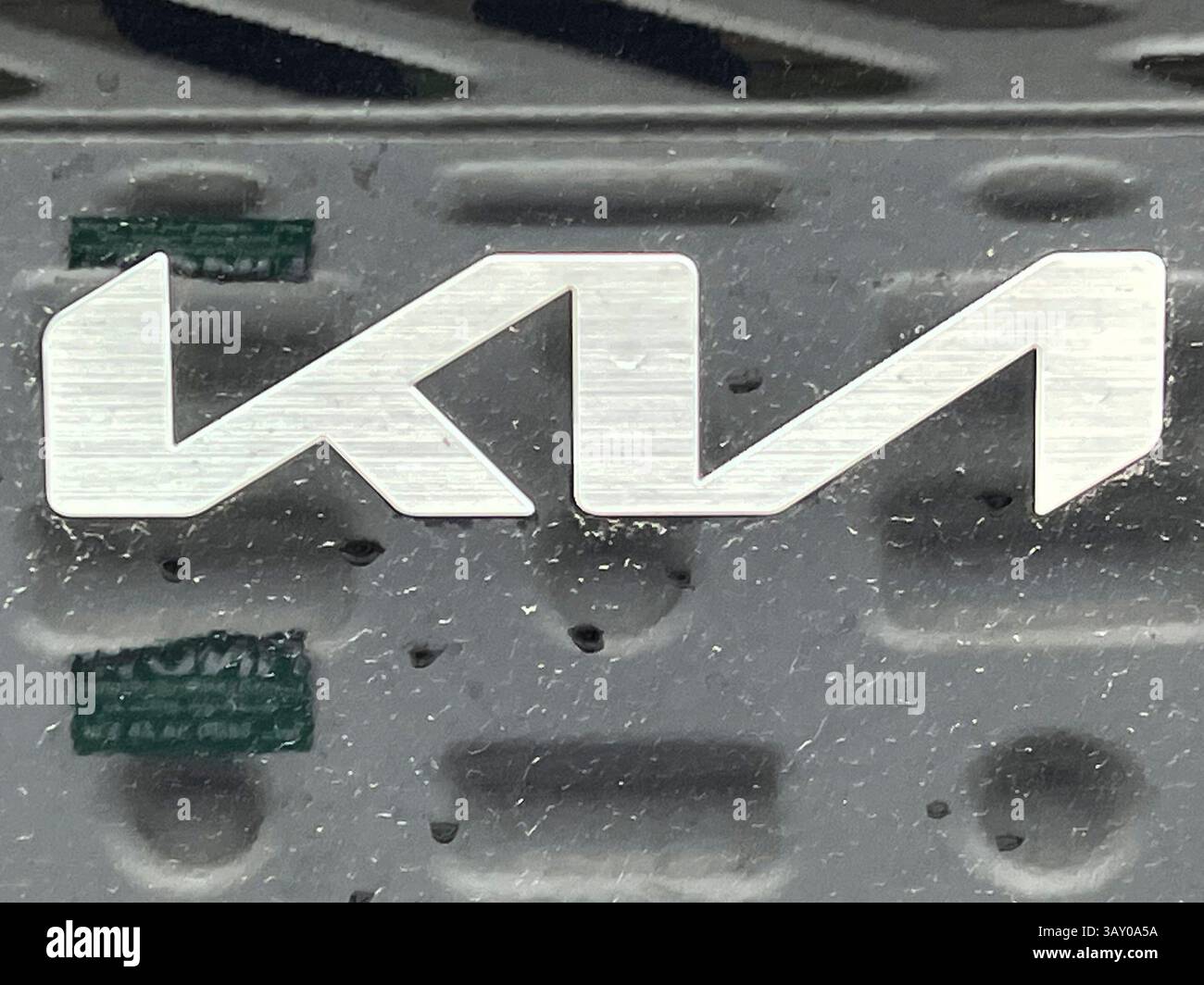 Das Kia Logo Firmenlogo Kia Schriftzug Buchstaben an der Motorhaube ...
