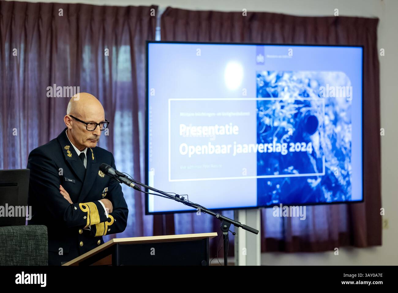 DEN HAAG - Director MIVD Vice Admiral Peter Reesink during the briefing ...