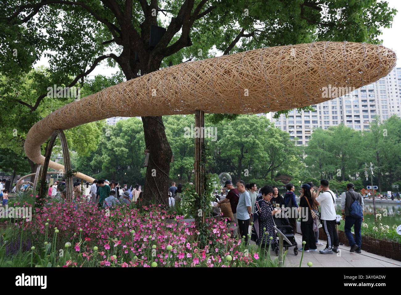 People visit the 2025 Shanghai International Flower Show in Shanghai ...