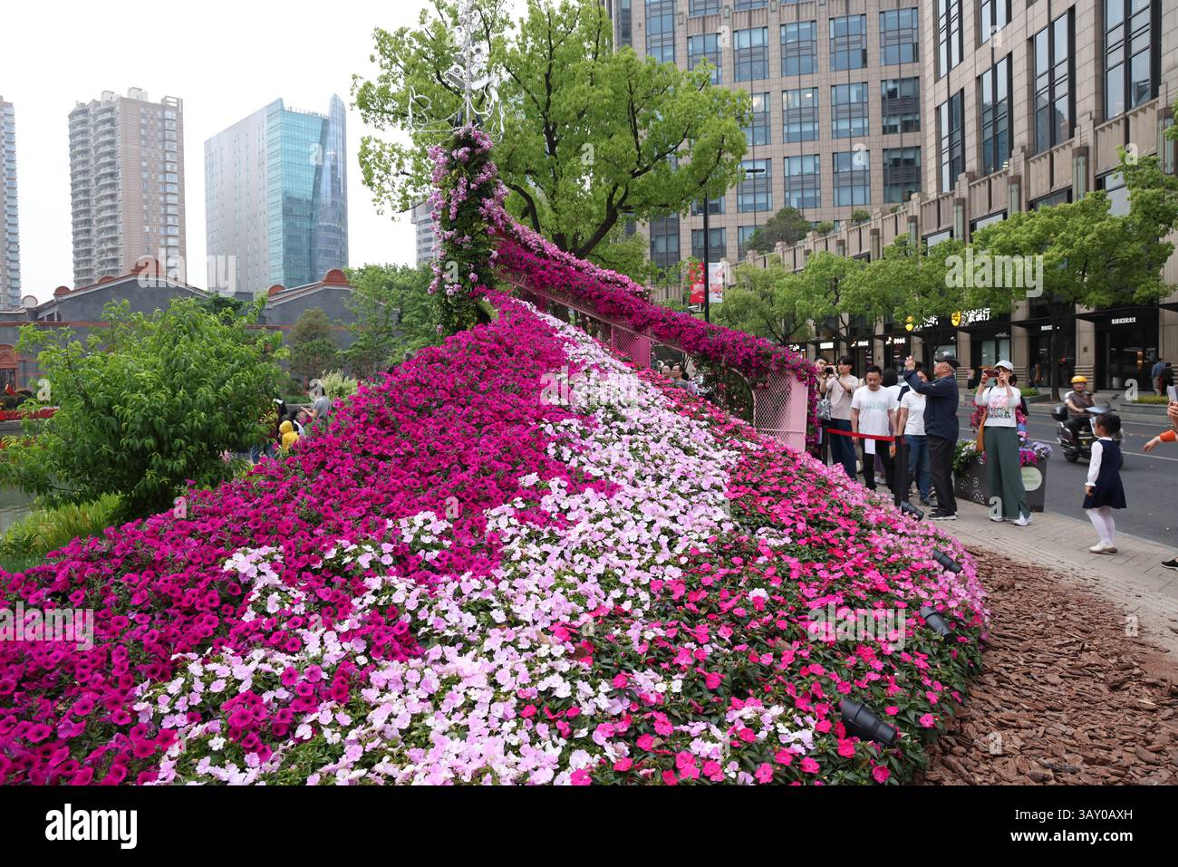 People visit the 2025 Shanghai International Flower Show in Shanghai ...