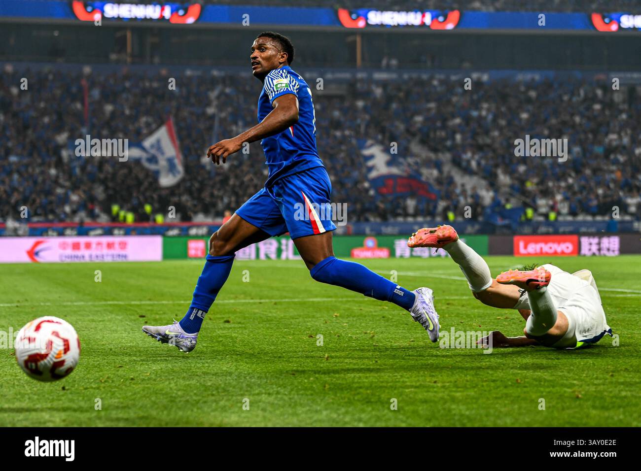 Shanghai Shenhua Football Club defeated Wuhan Three Towns Football Club with 2-0 at the eighth ...