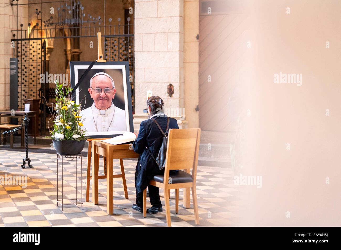 Kondolenzbuch für verstorbenen Papst im Limburger Dom 22.04.25, Limburg ...