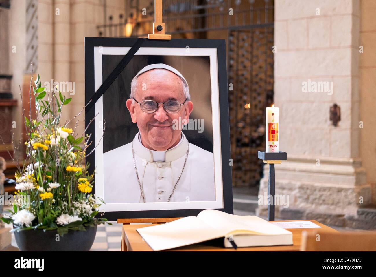 Kondolenzbuch für verstorbenen Papst im Limburger Dom 22.04.25, Limburg ...