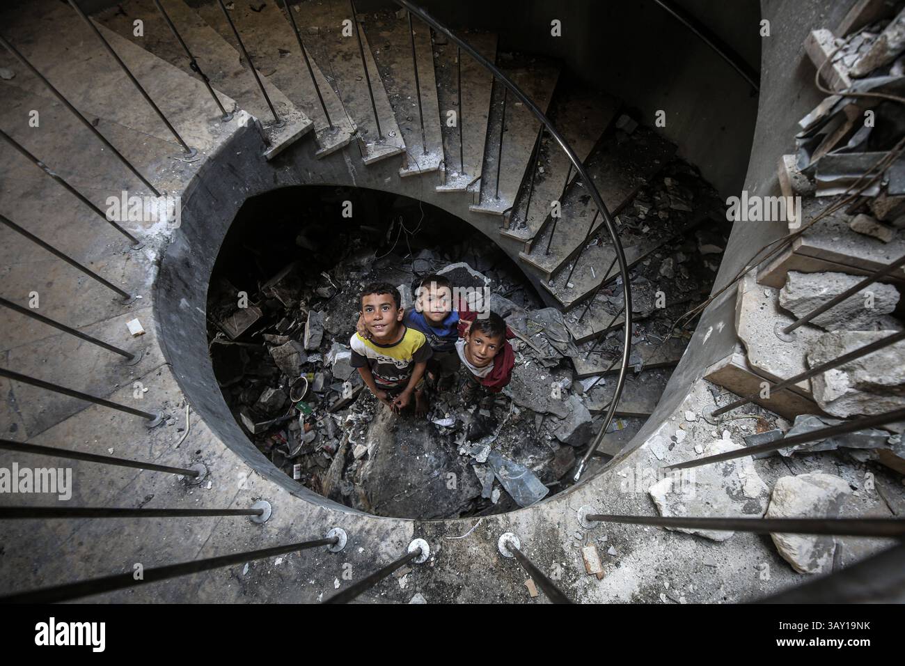 Displaced Palestinian families continue their daily lives in makeshift ...