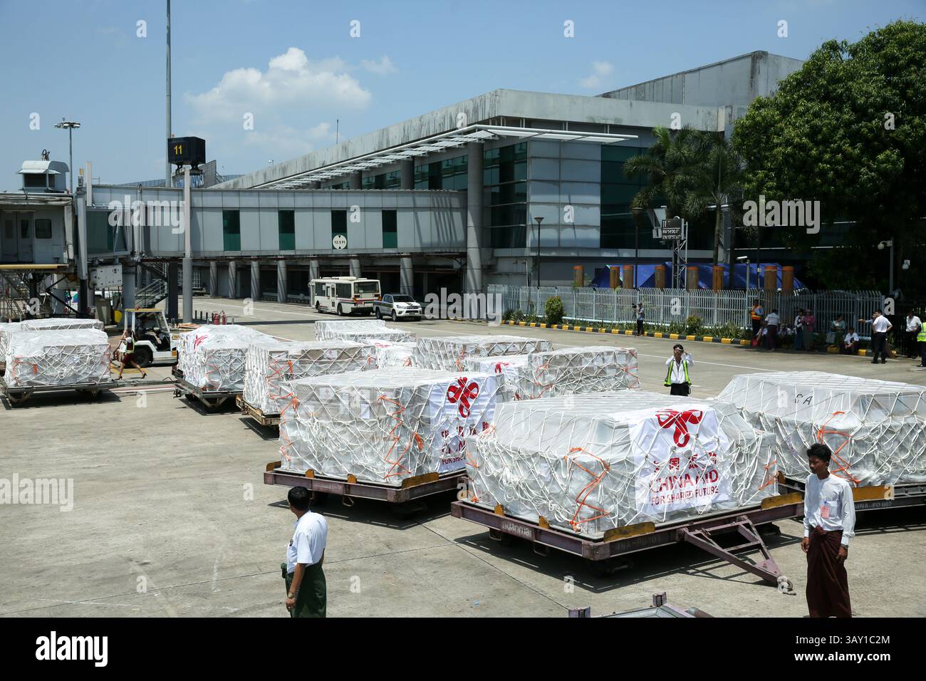 (250422) -- YANGON, April 22, 2025 (Xinhua) -- The eighth batch of ...
