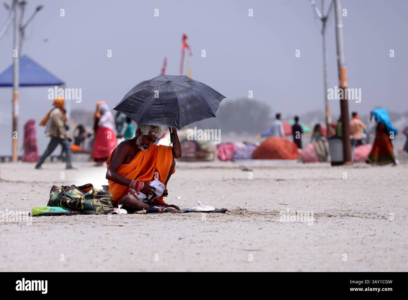 Prayagraj, India. 22 April 2025, people brave heat wave conditions ...