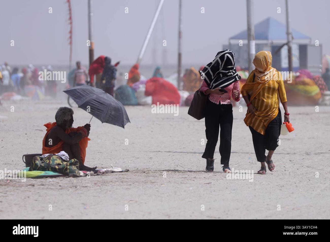 Prayagraj, India. 22 April 2025, people brave heat wave conditions ...