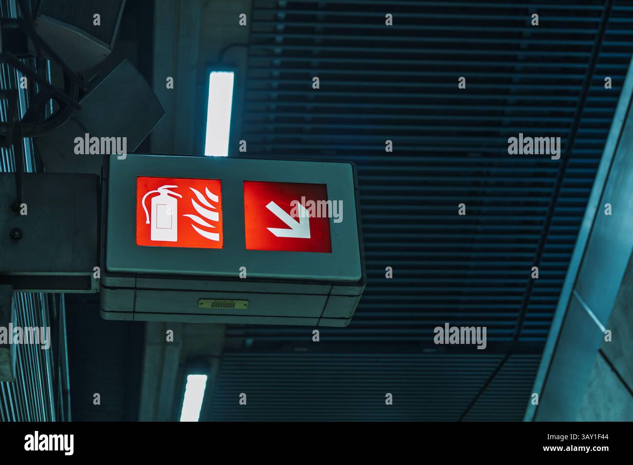 Fire Extinguisher Directional Sign with Arrow Stock Photo - Alamy