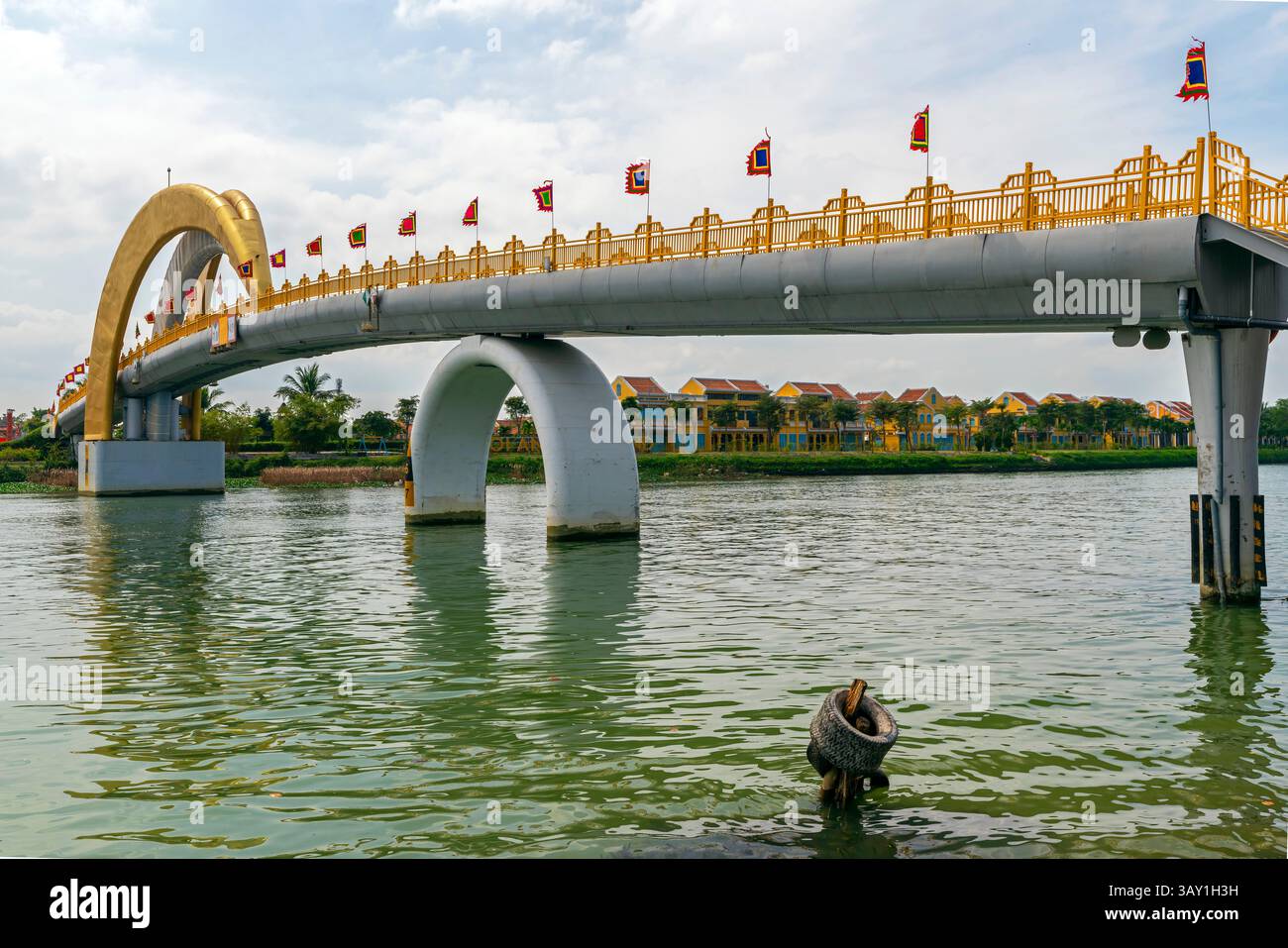 "Moonlight" Bridge is a beautiful bridge that attracts traveling people ...