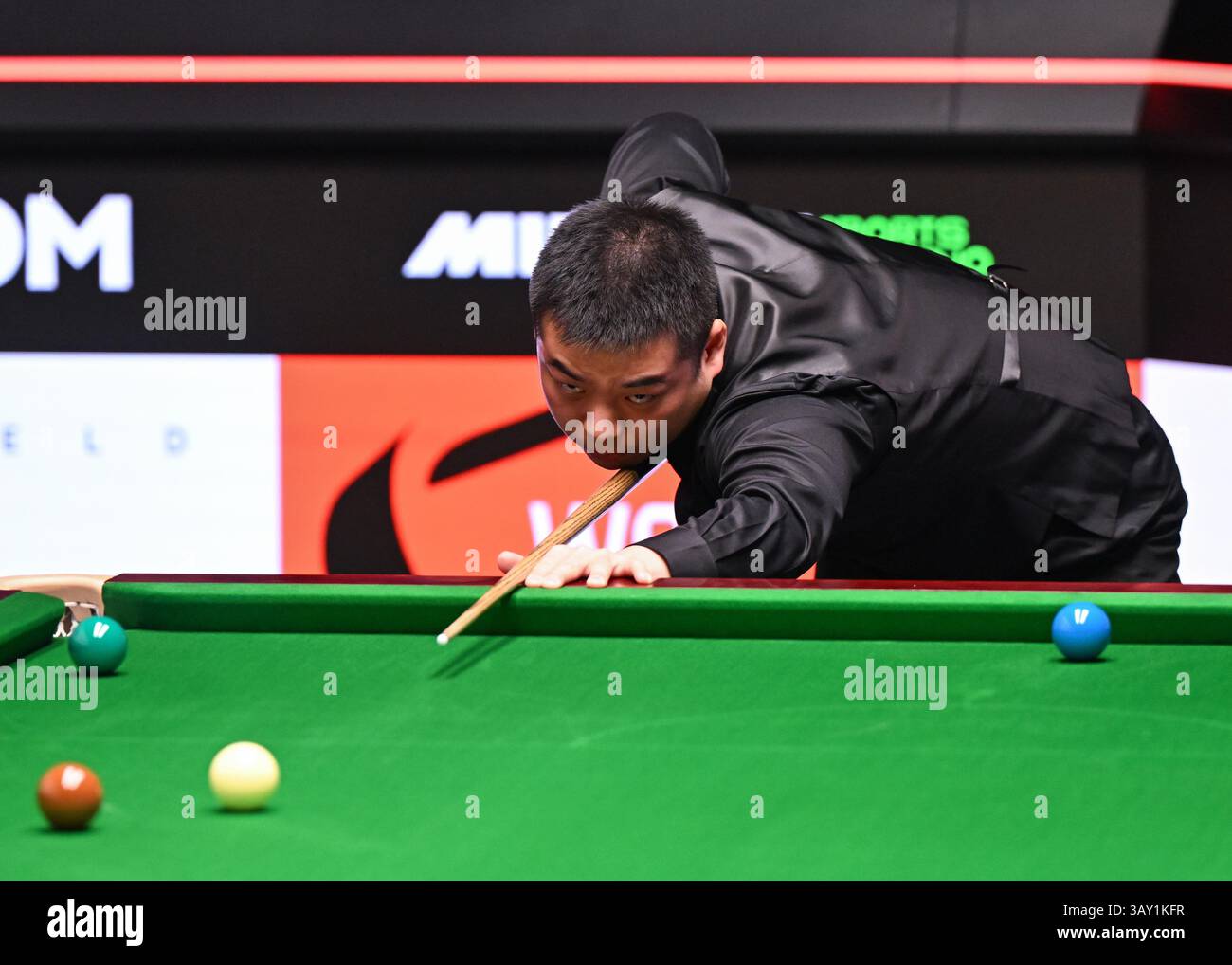 Sheffield Uk 22nd Apr 2025 Pang Junxu Takes A Shot During His Round