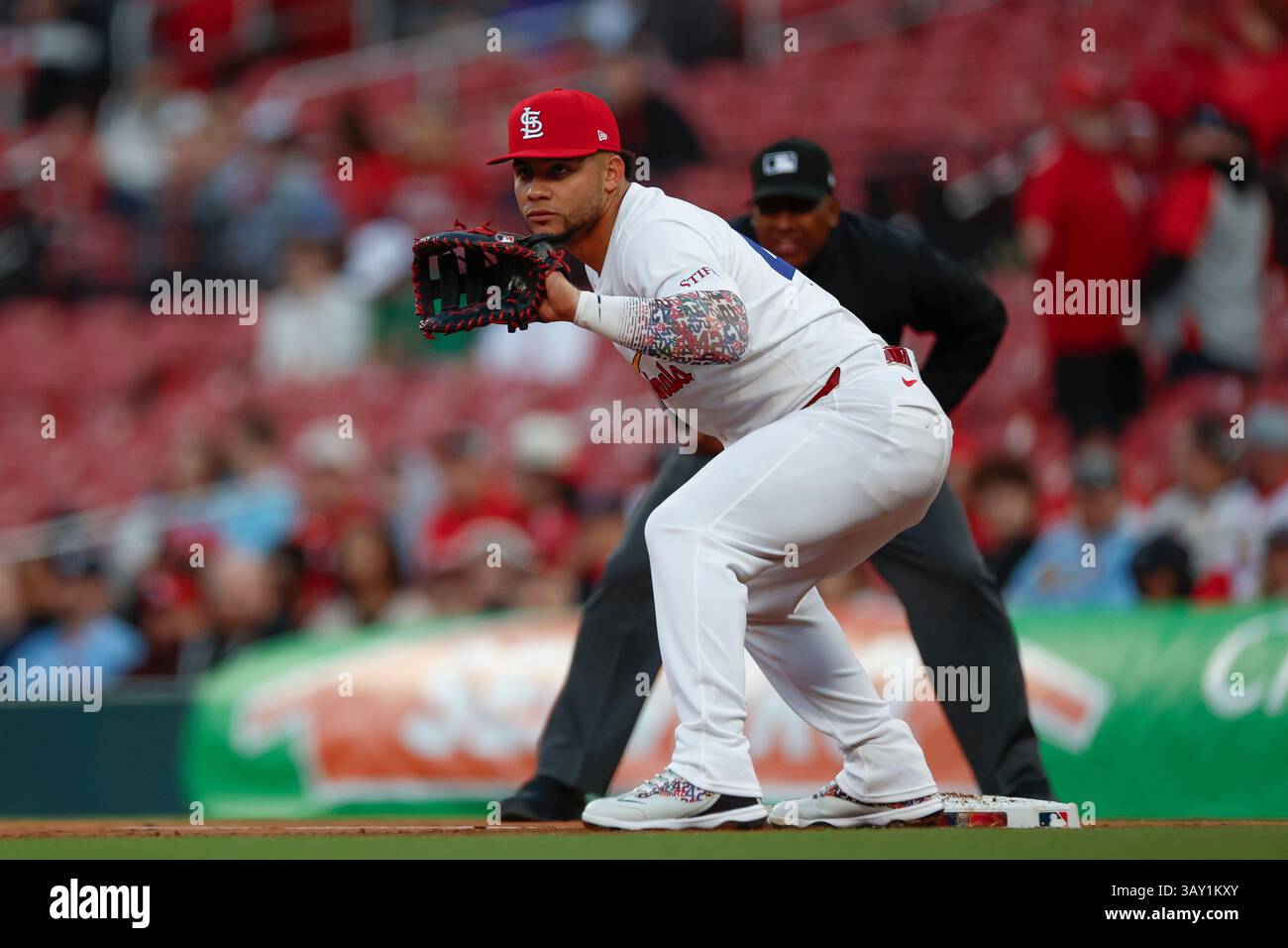 Willson Contreras #40 of the St. Louis Cardinals in a defensive stance ...