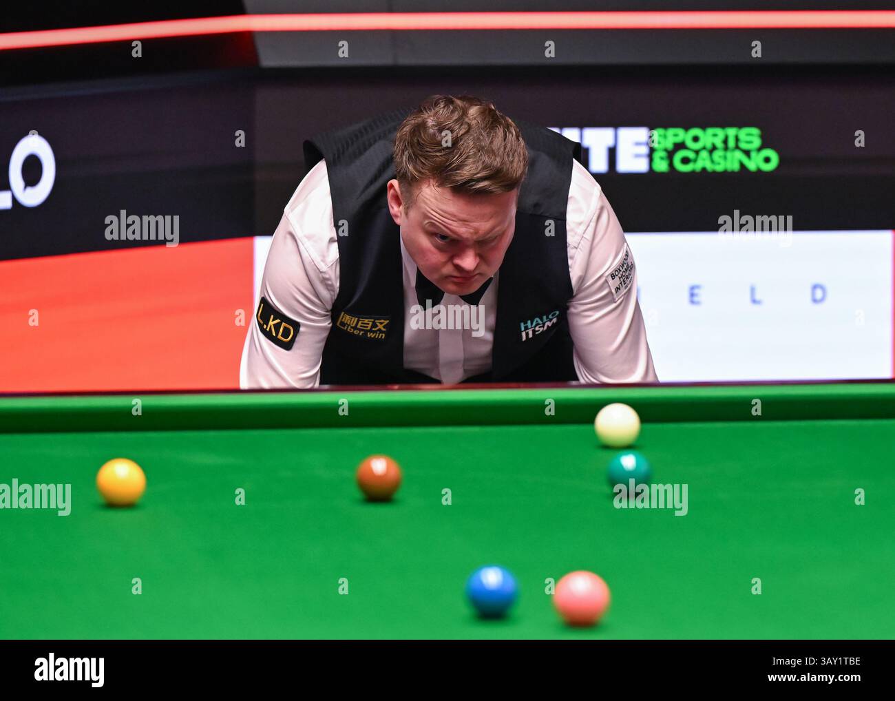 Sheffield, UK. 22nd Apr, 2025. Shaun Murphy looks over the table during ...