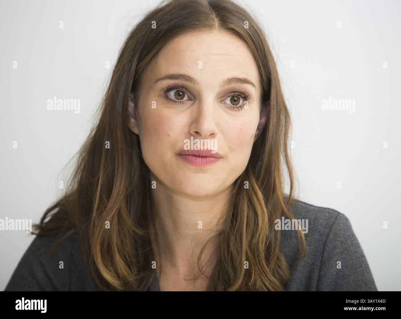 Leon the professional natalie portman hi-res stock photography and ...