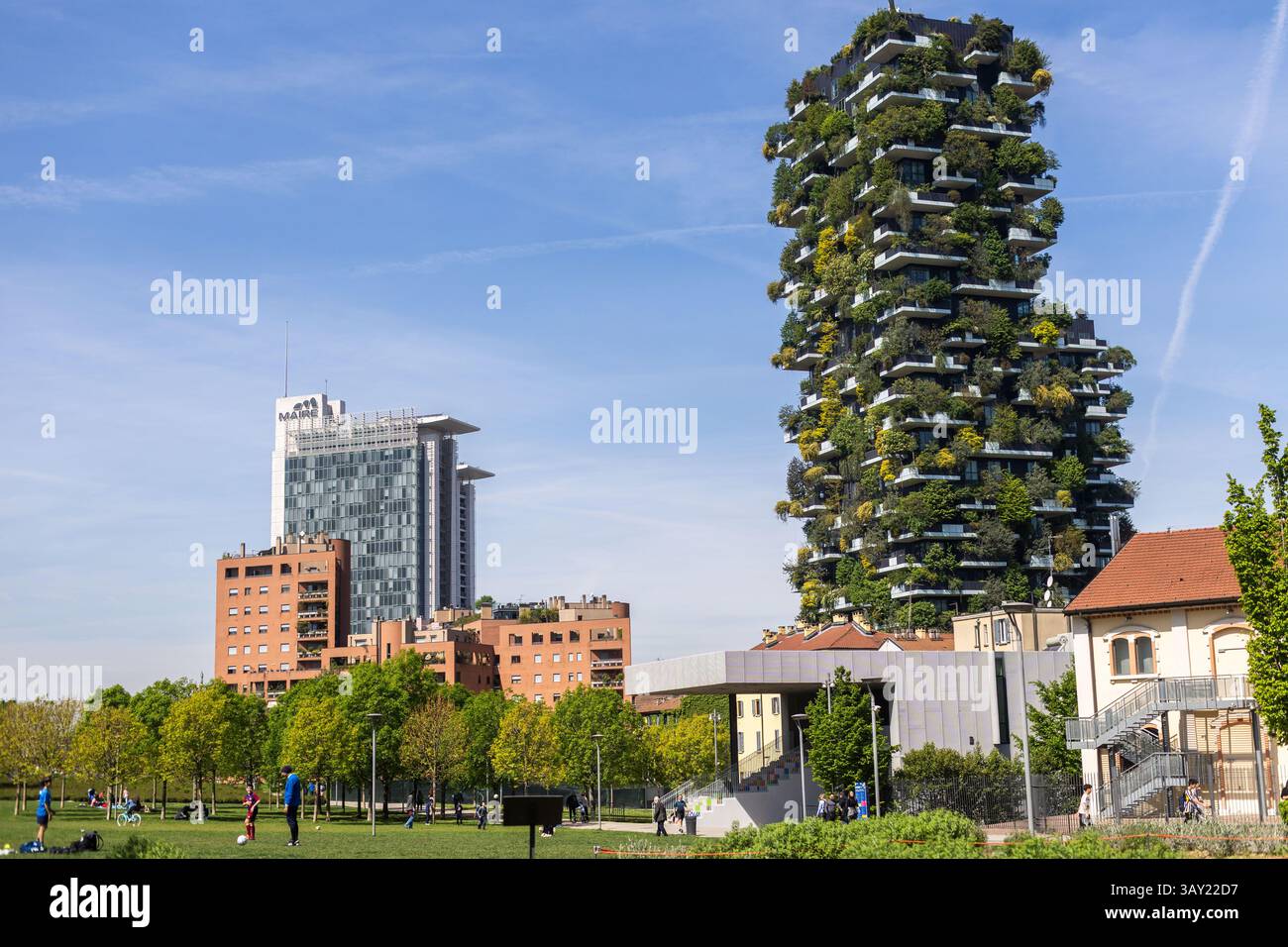 Milano, Italia. 22nd Apr, 2025. Prima giornata di caldo e fioriture ...