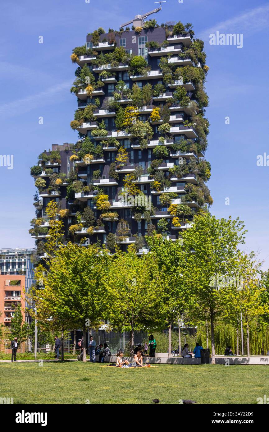 Milano, Italia. 22nd Apr, 2025. Prima giornata di caldo e fioriture ...
